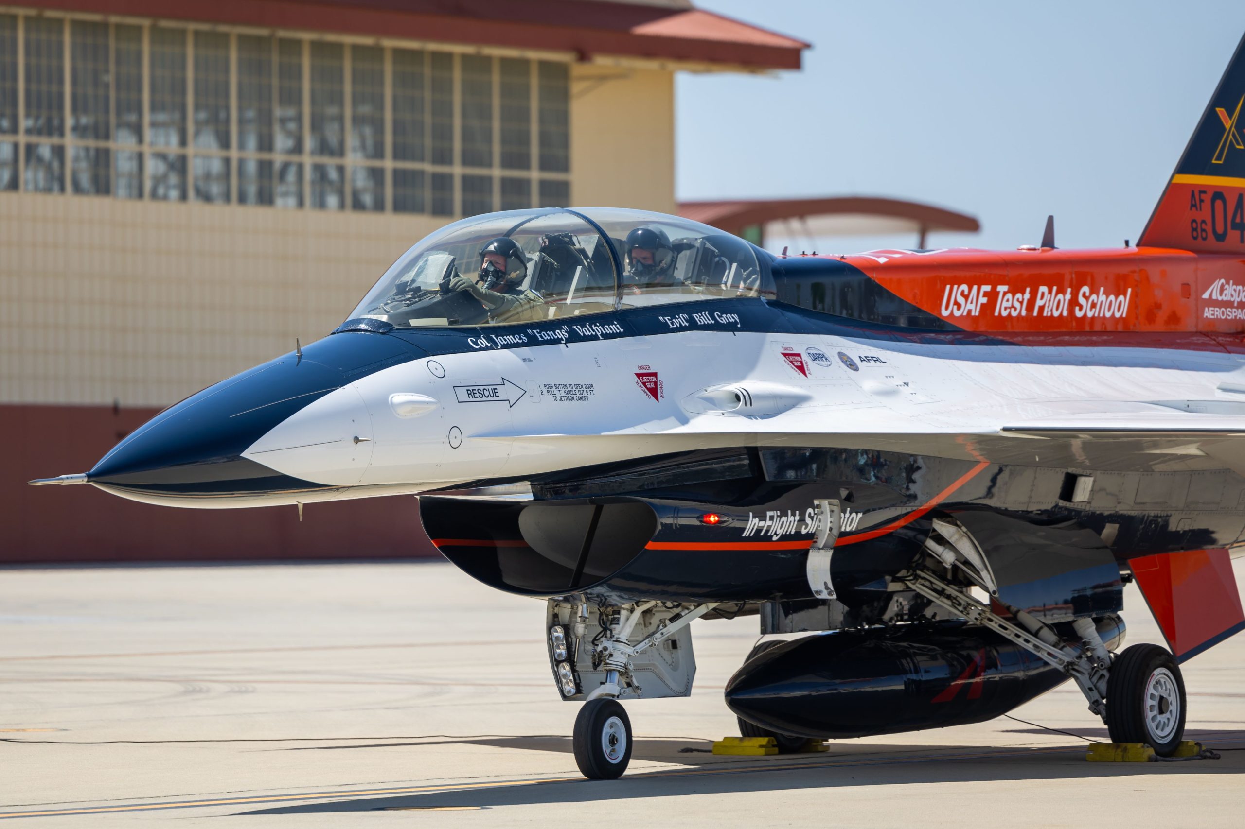 USAF AI が操縦する X-62A VISTA: 空中戦の未来を詳しく見る - 「アスナのトラベルスタジオ」